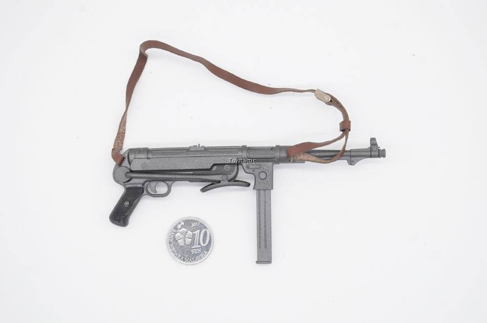 ALERT LINE AL100035 1/6 WWII German Army Officer - MP38 submachine gun
